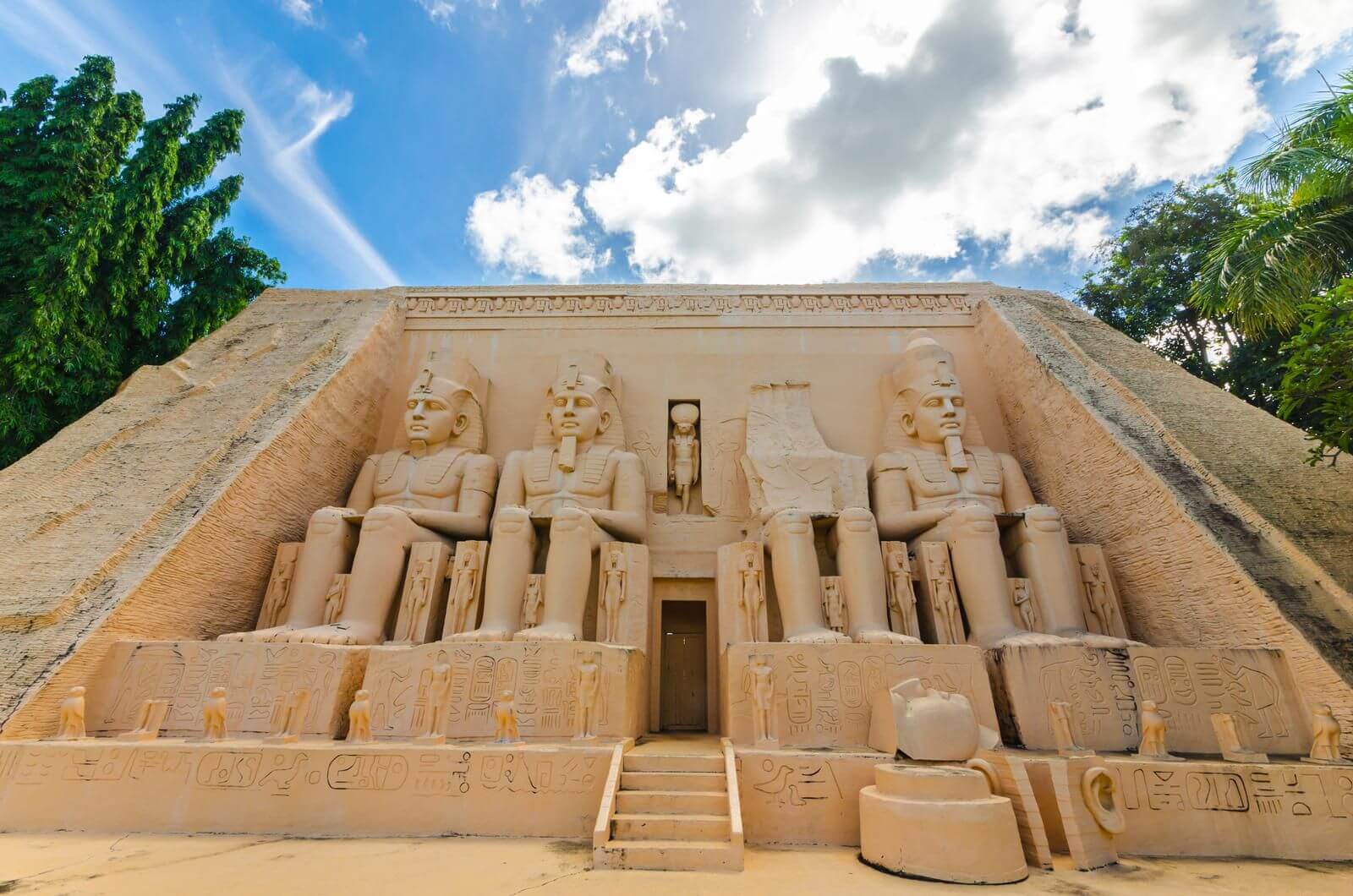 Abu Simbel (arab. أبو سمبل, Abu Sumbul) – wielka świątynia egipska ...