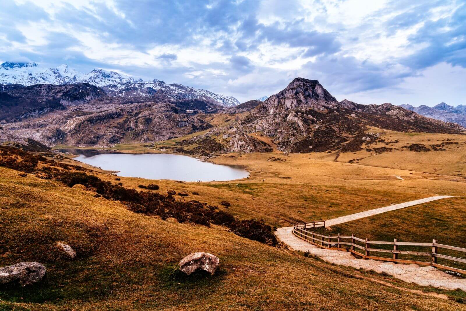 Covadonga to rejon w Picos de Europa (Asturii). Tę nazwę nosi wioska ...